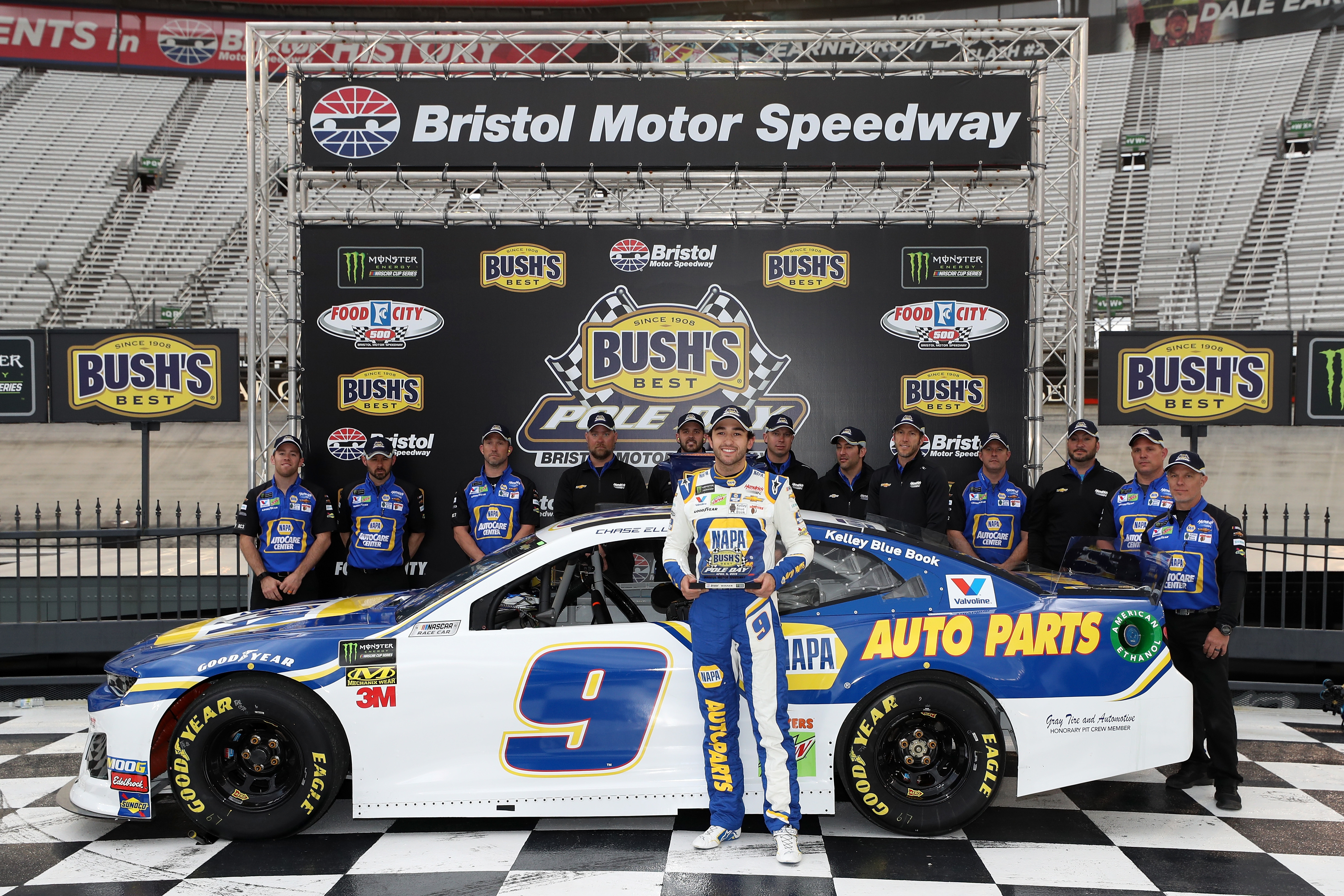 Elliott celebrates pole at Bristol | Hendrick Motorsports