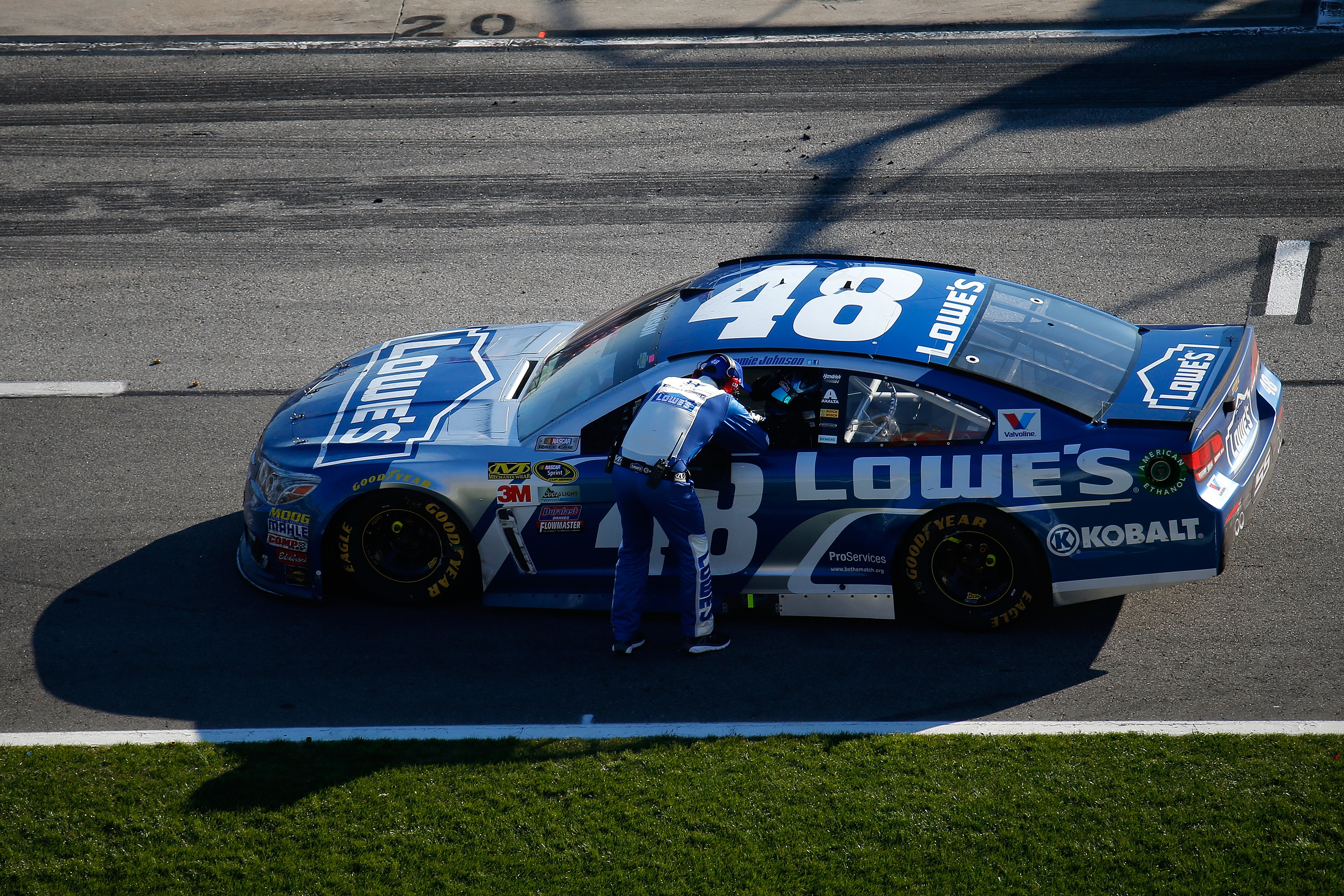 No. 48 team's 'gutsy' gamble led Johnson to Victory Lane | Hendrick ...