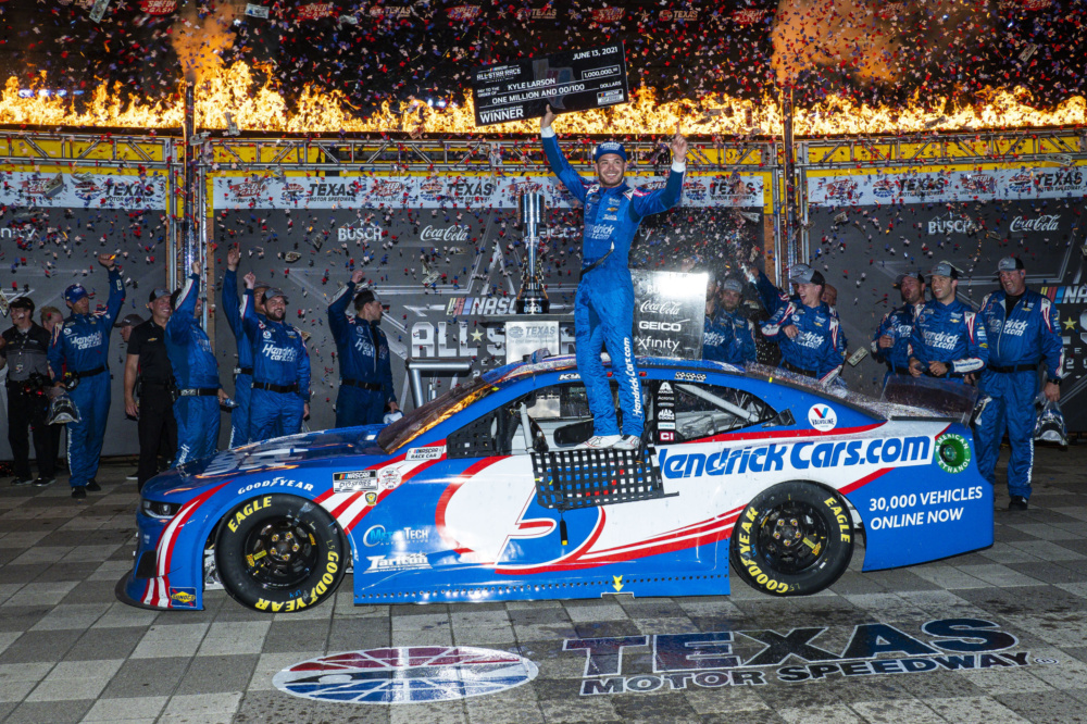 Look: Larson cashes in at All-Star Race | Hendrick Motorsports