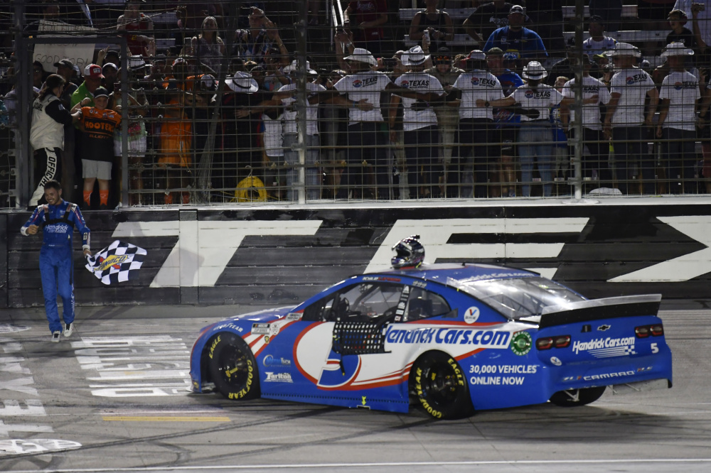Look: Larson cashes in at All-Star Race | Hendrick Motorsports