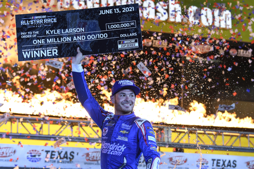 Look: Larson cashes in at All-Star Race | Hendrick Motorsports