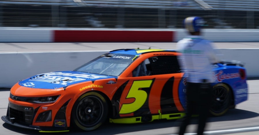 Kyle Larson, No. 5 team win Darlington Throwback Weekend paint scheme ...